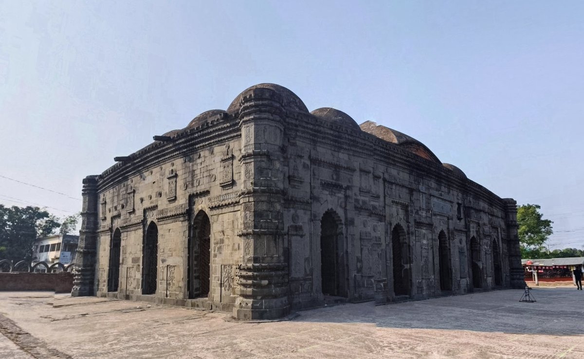 🧵 Hidden deep inside the recesses of the Chhota Sona mosque located in Chapai Nawabganj district ...