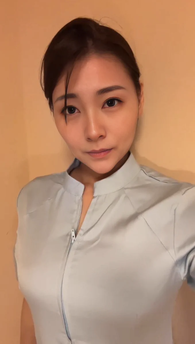 明美41歳。Akemi 41 age.(@akm_sbt ):ナース服着てみました〜。 それっぽいですか？😂