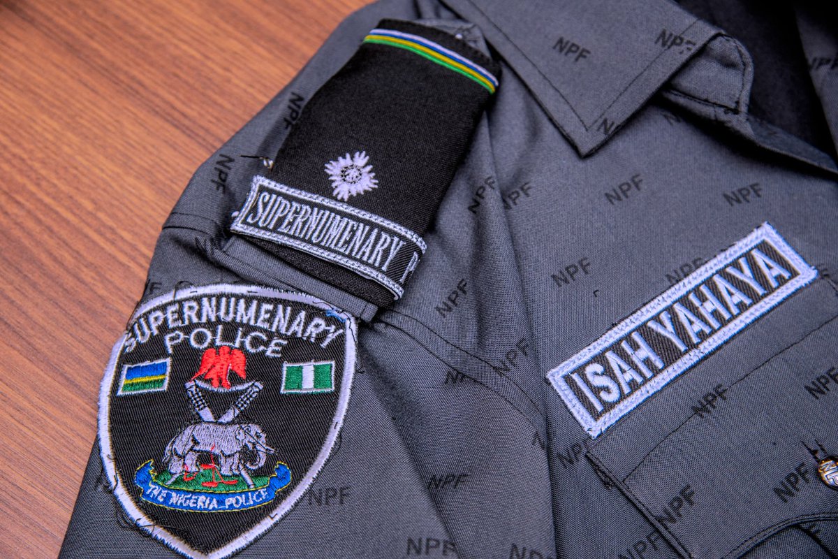 Behold, the uniform of Supernumerary Police Officers. It's different ...