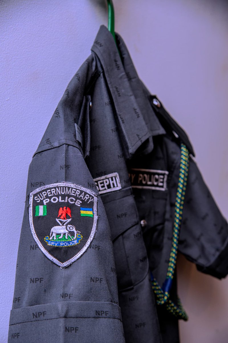 Behold, the uniform of Supernumerary Police Officers. It's different ...