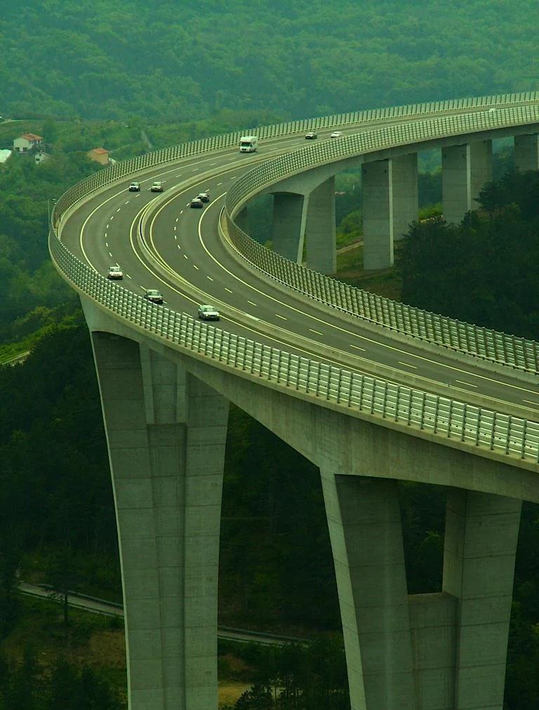 A Thread of 25 best infrastructure on the Earth 🧵... 1. "V" shaped ...