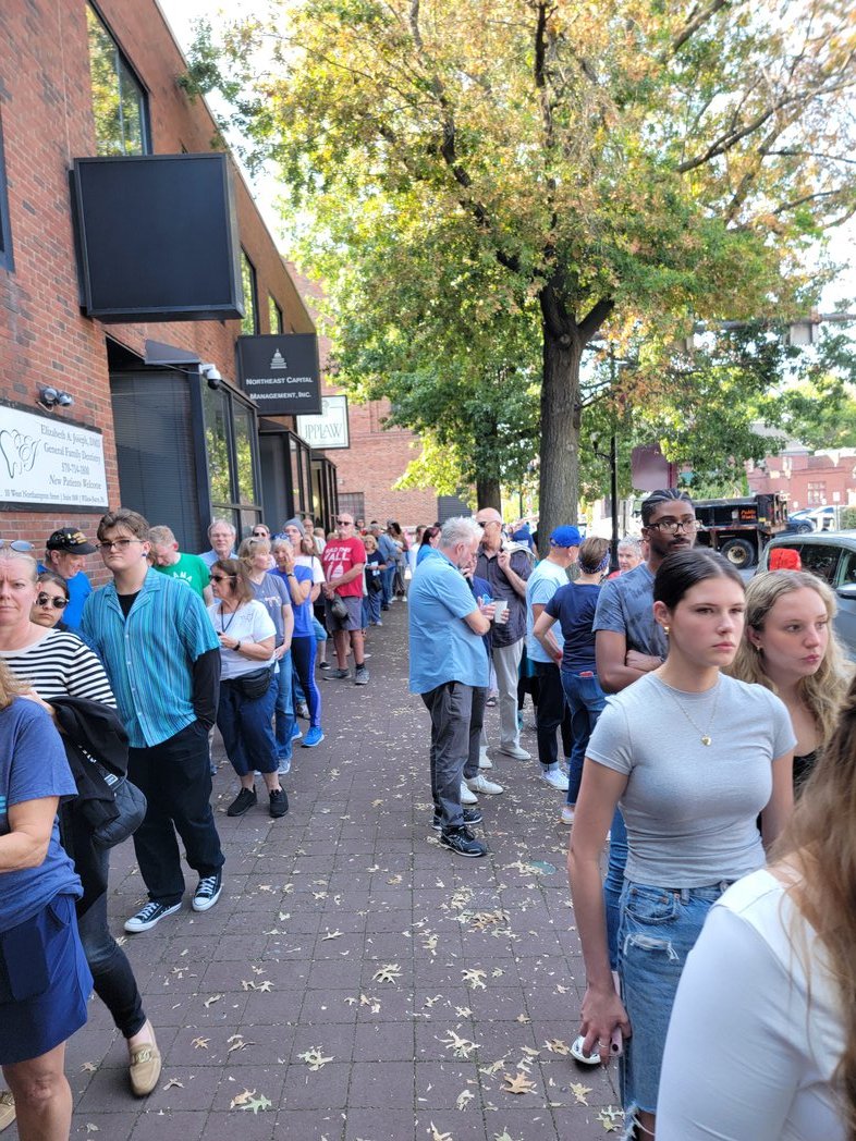 Crazy long lines at the Kamala Harris rally in Wilkes Barre, PA. (watch ...