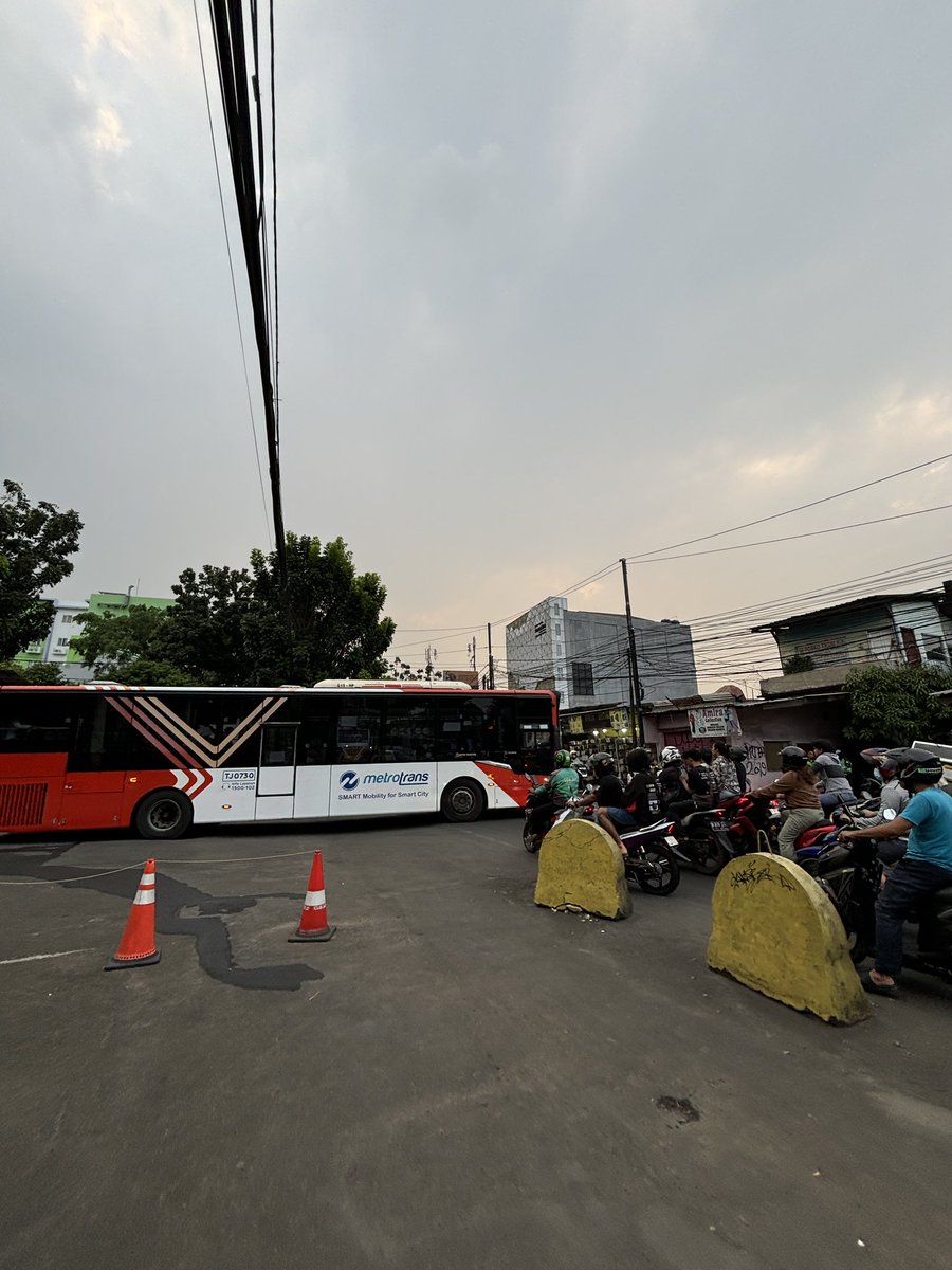 Mencoba bus non BRT nya TransJakarta Si Orange Electric Bus - a thread ...