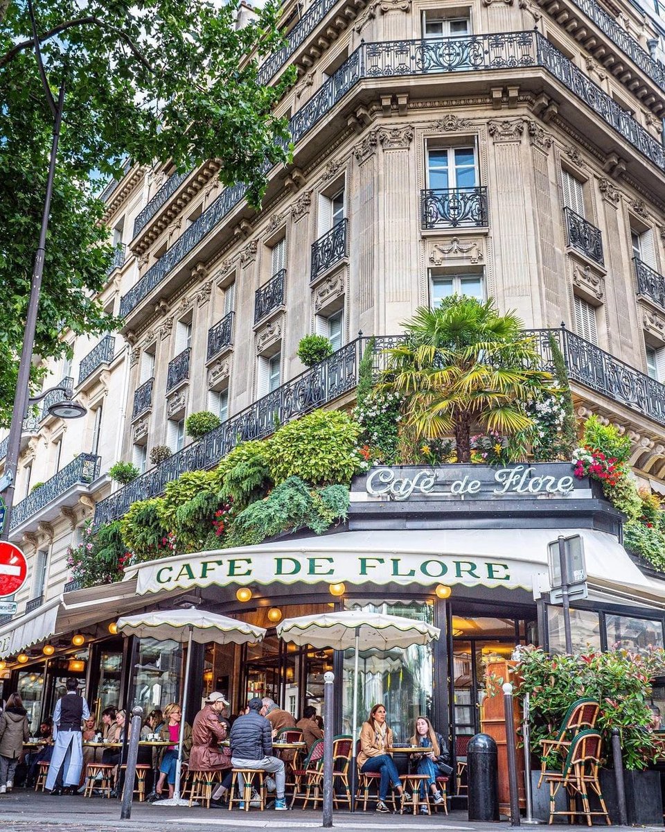 Thread of the most beautiful cafes on Earth 🧵 1. New York Café ...