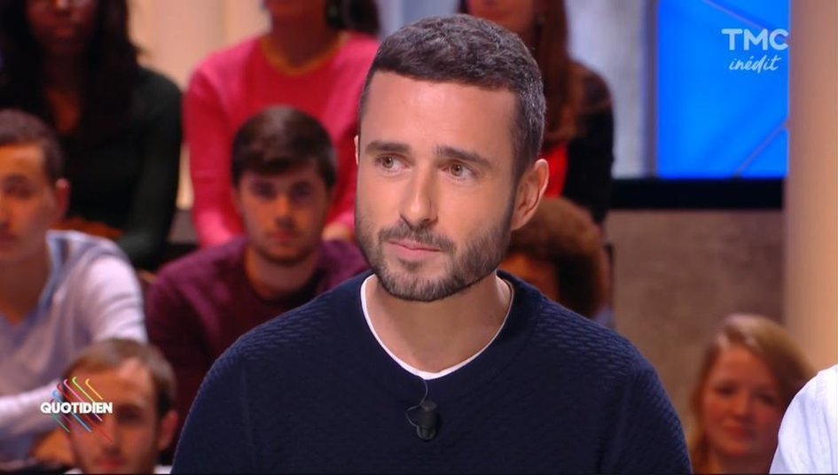 « Merci de regarder #Quotidien ! *Générique + applaudissements normies ...