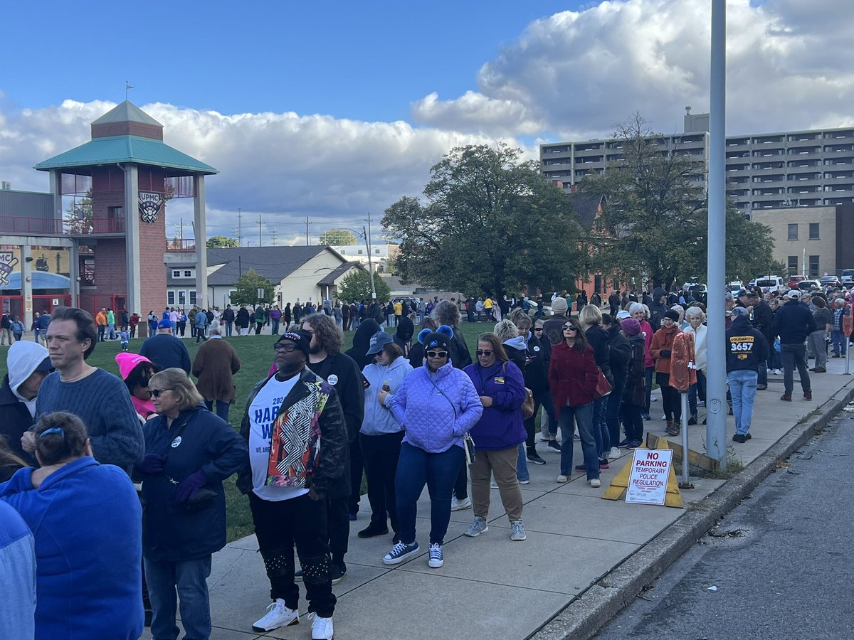 Long lines for VP Harris rally today with Sen. Fetterman at 9,000+ seat ...