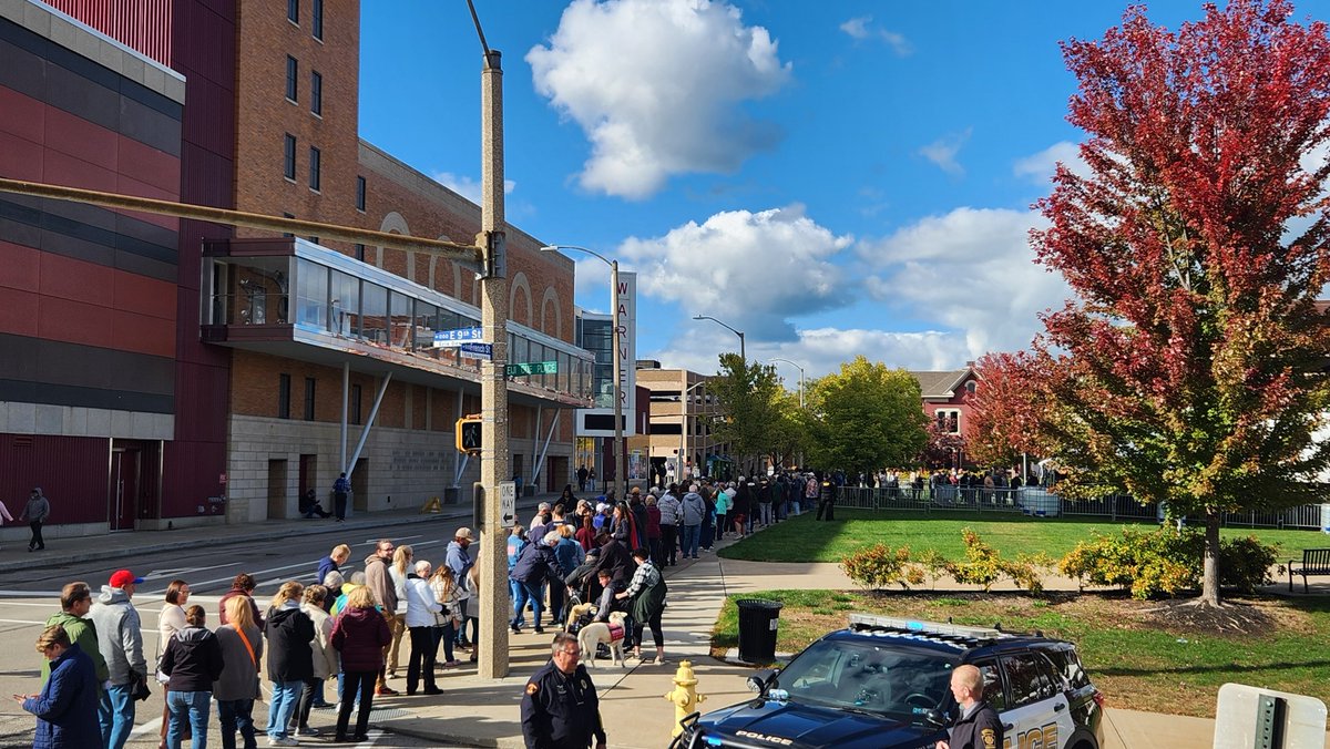 Long lines for VP Harris rally today with Sen. Fetterman at 9,000+ seat ...