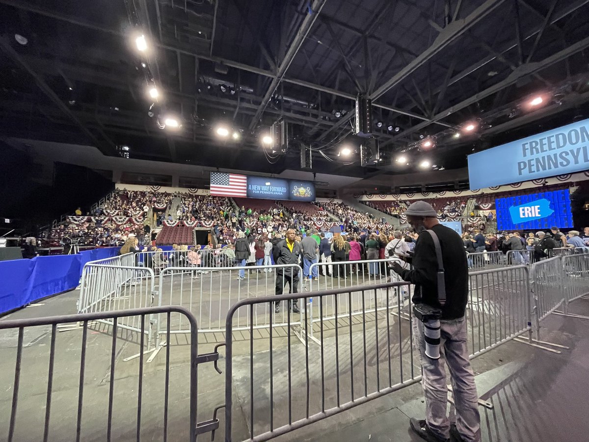 Long lines for VP Harris rally today with Sen. Fetterman at 9,000+ seat ...