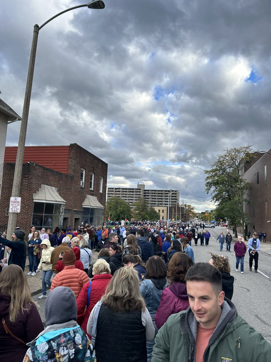 Long lines for VP Harris rally today with Sen. Fetterman at 9,000+ seat ...