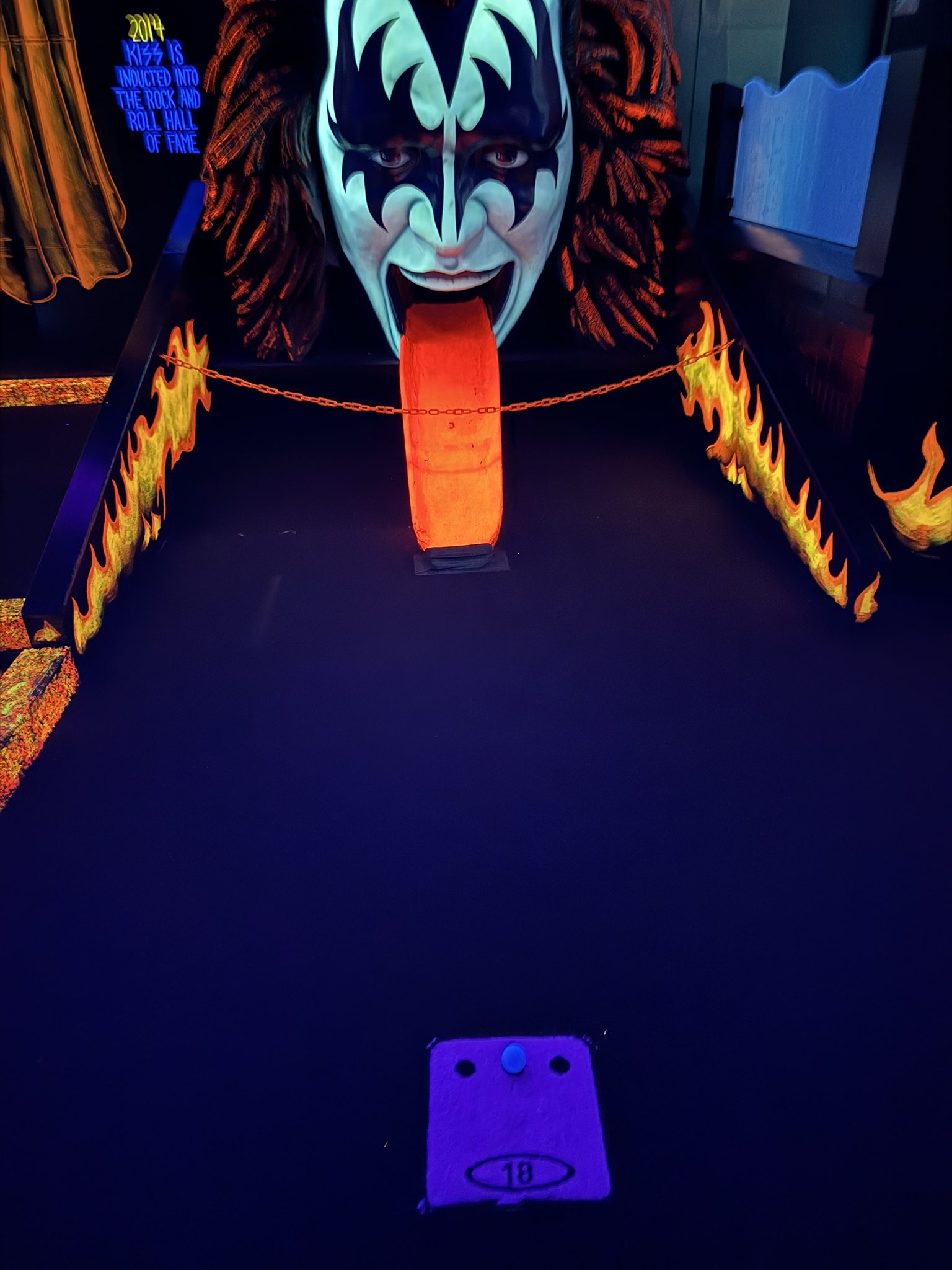 Kiss Kiss Monster Mini Golf