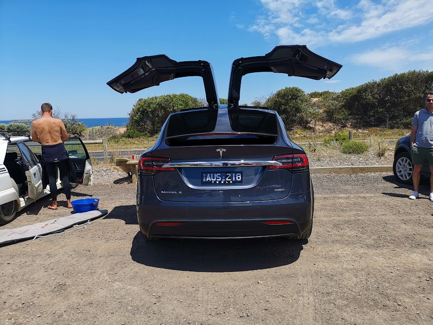 How should Tesla's Cybercab Robotaxi doors open? - techAU