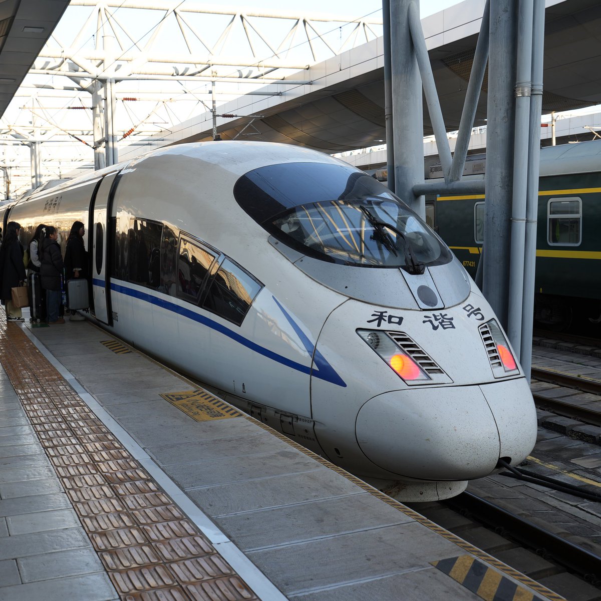 大理→昆明はCRH3Cに初乗車！ これで和諧号第1世代は全制覇です！ 「展望席」を予約しましたが方向が逆ですね😅 すりガラスを挟んだ向こう側は ...