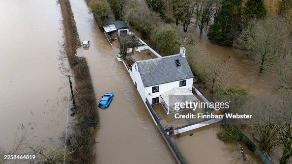 Bão Chandra Gây Lũ Lụt và Gió Giật Mạnh La... | Gaya One