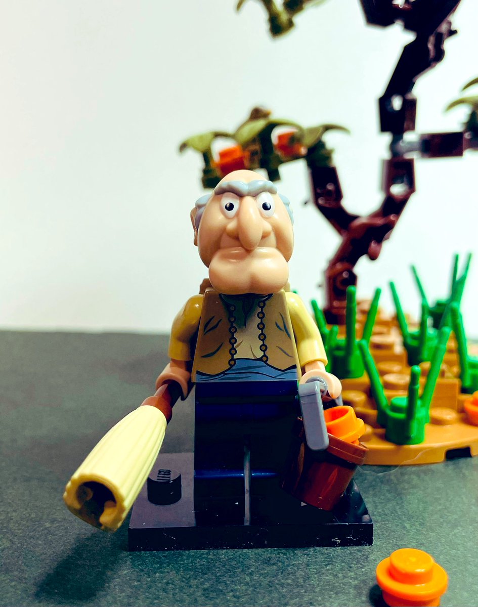 柿を取る爺さん 似合う #マペット #lego #柿 https://t.co/6OYkYWmBLq