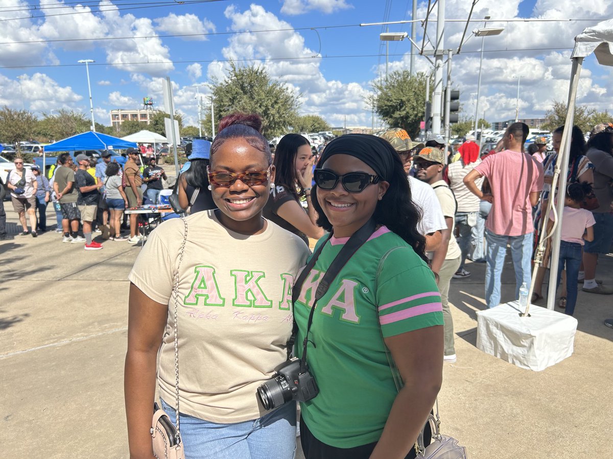 30k crowd wrapped around stadium in Houston to get into tonight's VP ...