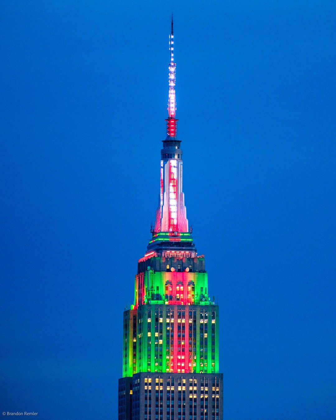 Nyc Nyc Empire State Building Lights Up In Rainbow Empire State