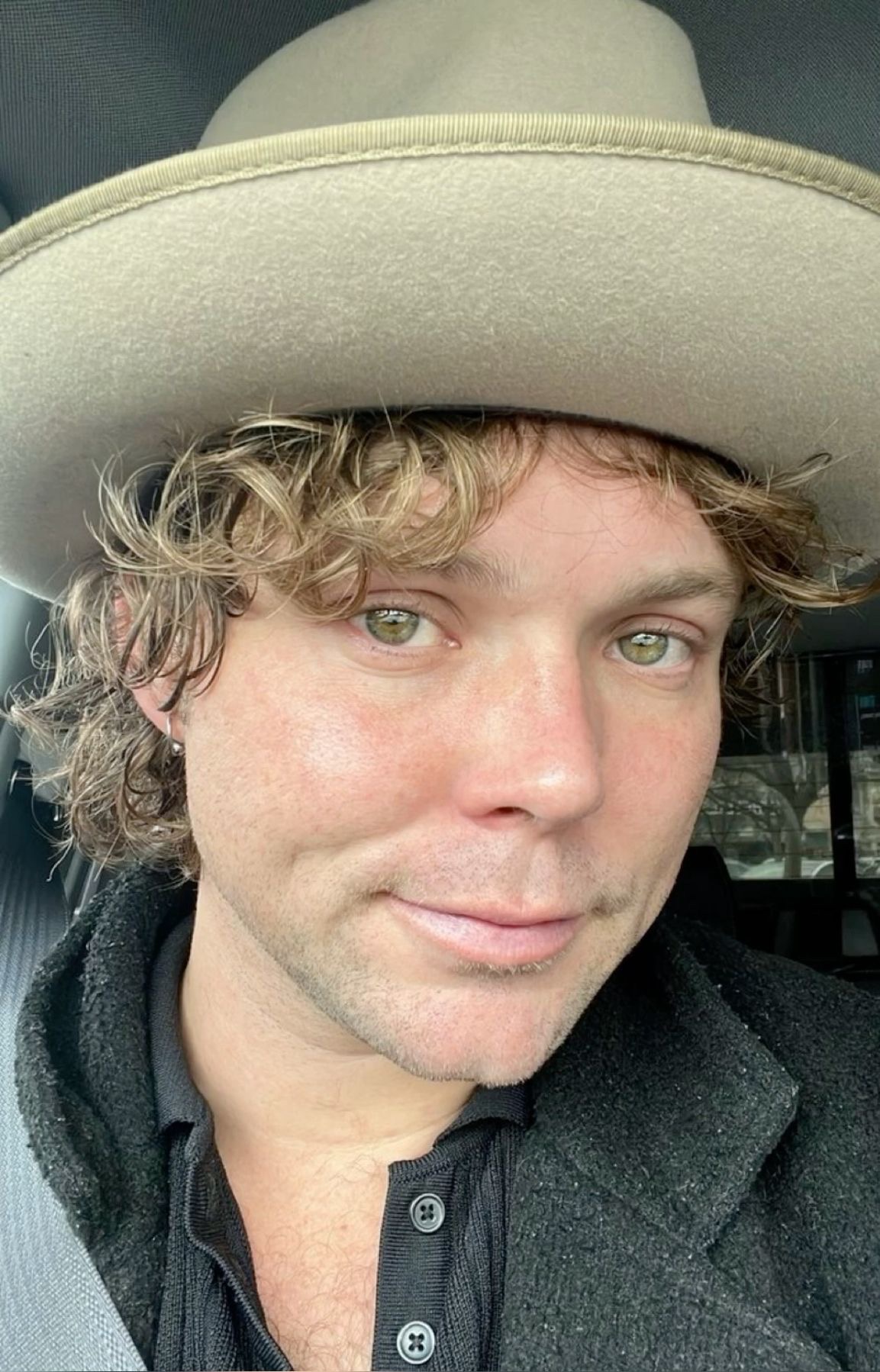 Ashton Irwin Fedora Ashton Irwin Just Threw Shade At Shawn Mendes'