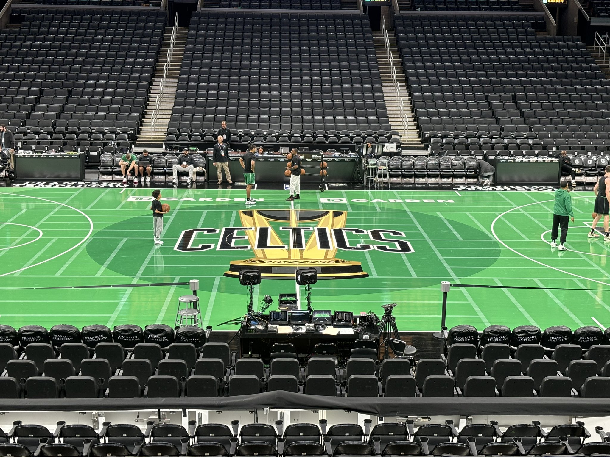 Celtics Court NBA Leading Celtics Cruise To 8th Straight Win With