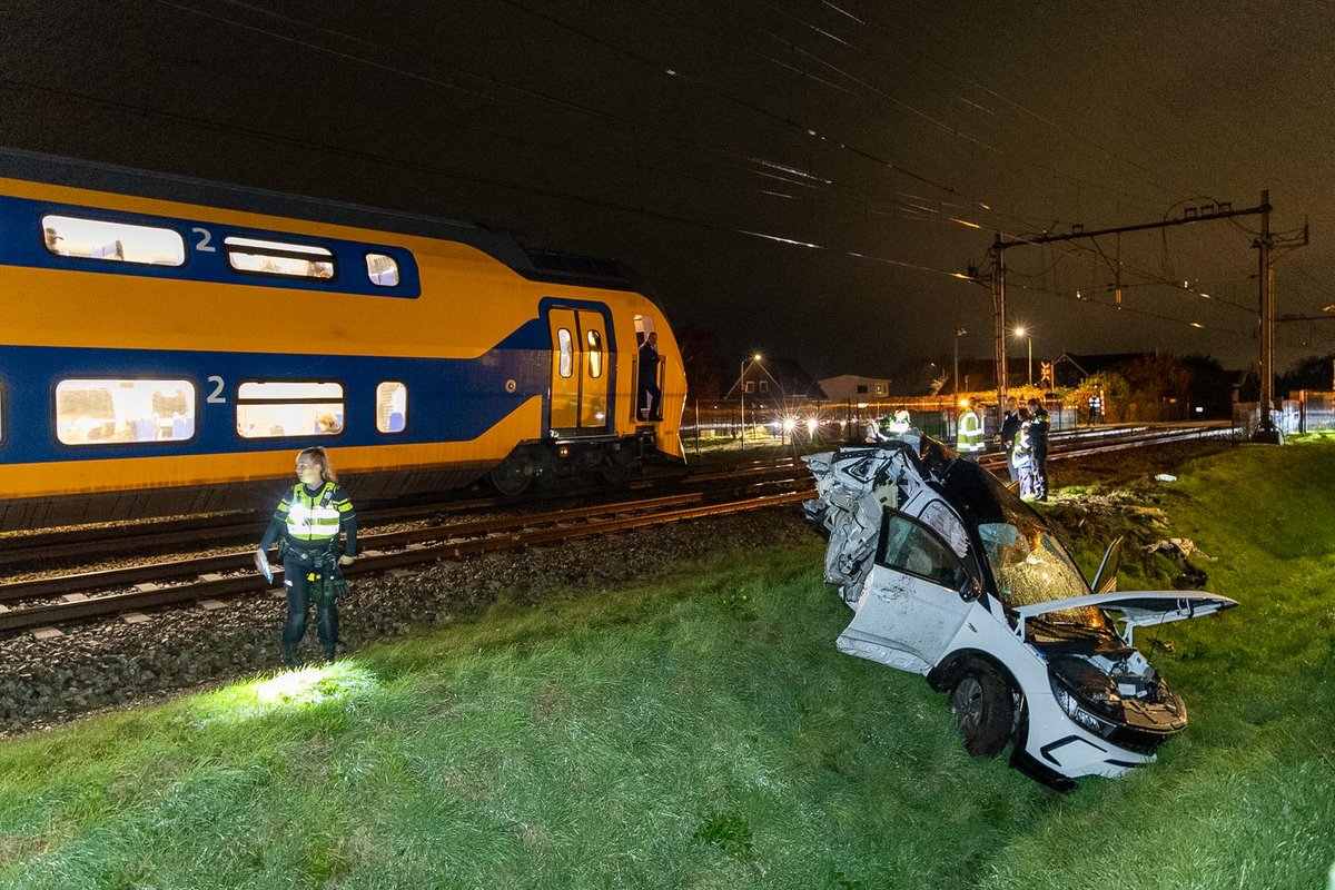 Auto door trein aangereden bij spoorwegovergang Westerweg in Limmen ...