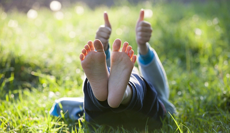 Weak feet silently wrecking your posture and causing pain. Flat arches ...