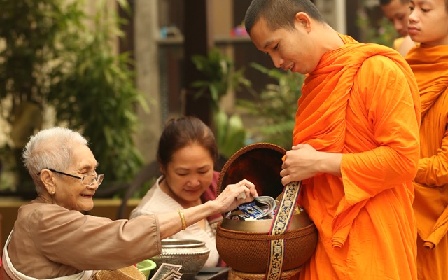 This guy scanned monks' brains. He expected normal results. But what he ...