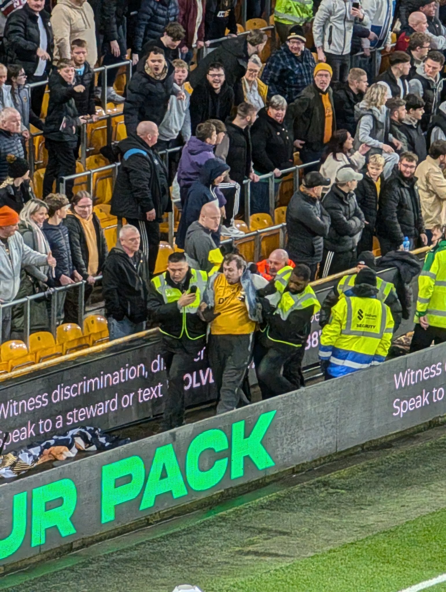 Wolves fan gets ejected after confrontation with Jose Sa at half time ...