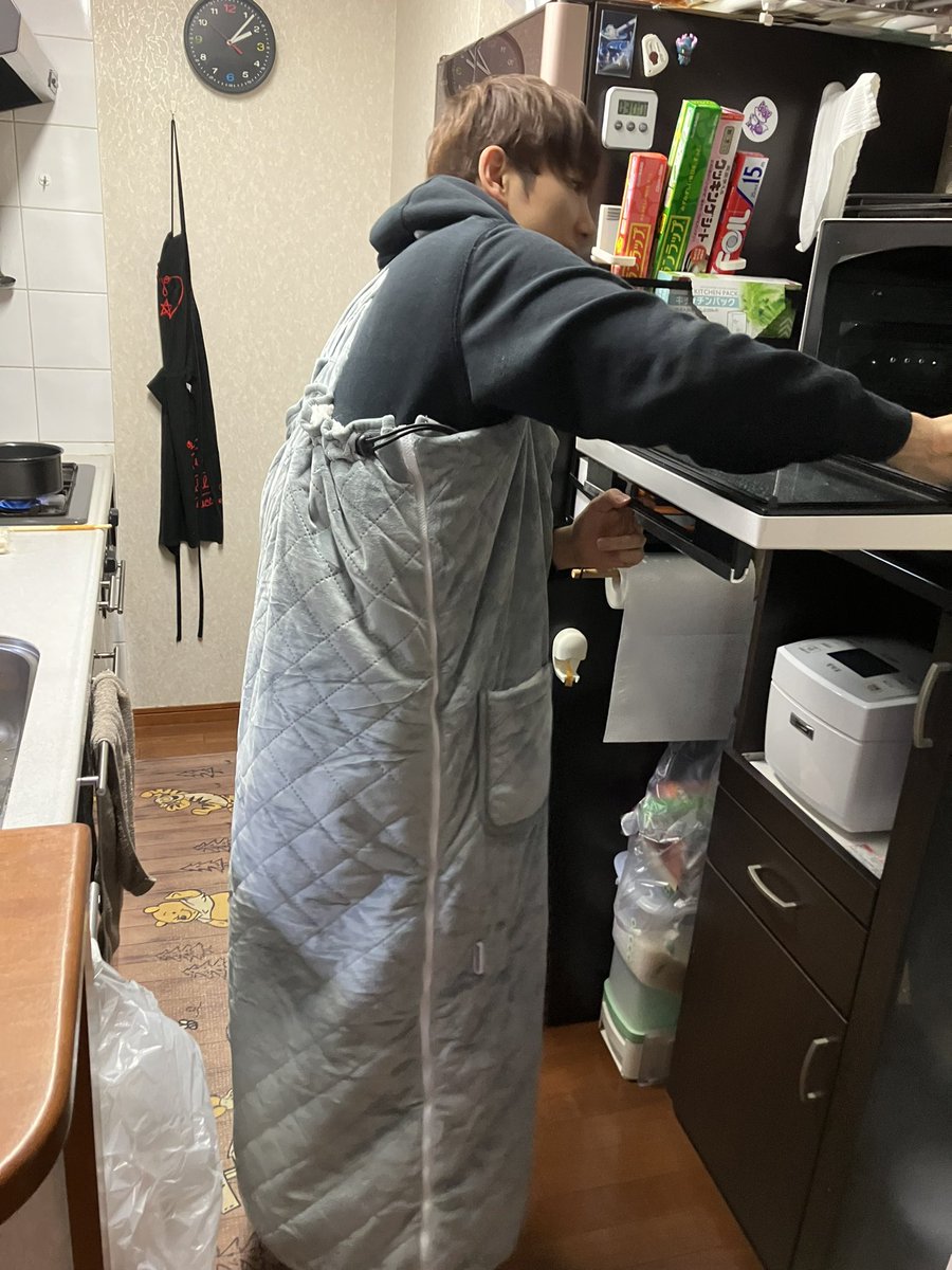 着る毛布を買ってる奴がいた 仕事しながら寒いらしい アホだが可愛い https://t.co/aS3k5xRo9I