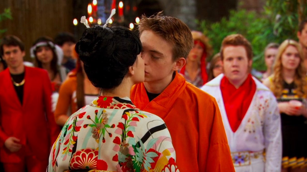 Milton Et Kim S'embrassent