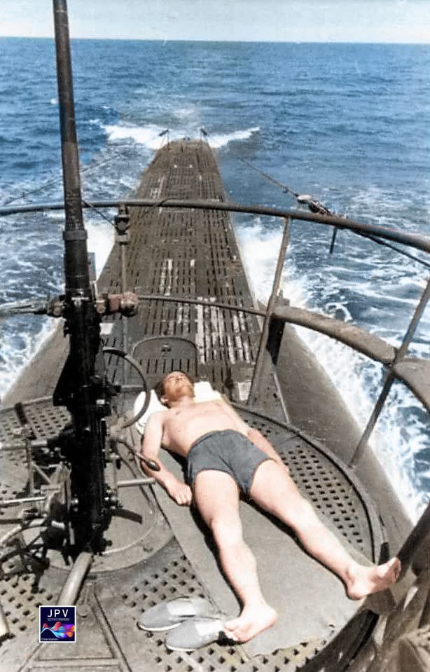 「ドイツ海軍の潜水艦「U-564」の甲板で昼寝中を激写されてカラー化されちゃったドイツ兵w。てか、なんて所で寝てんだよ。因」紺碧会の漫画
