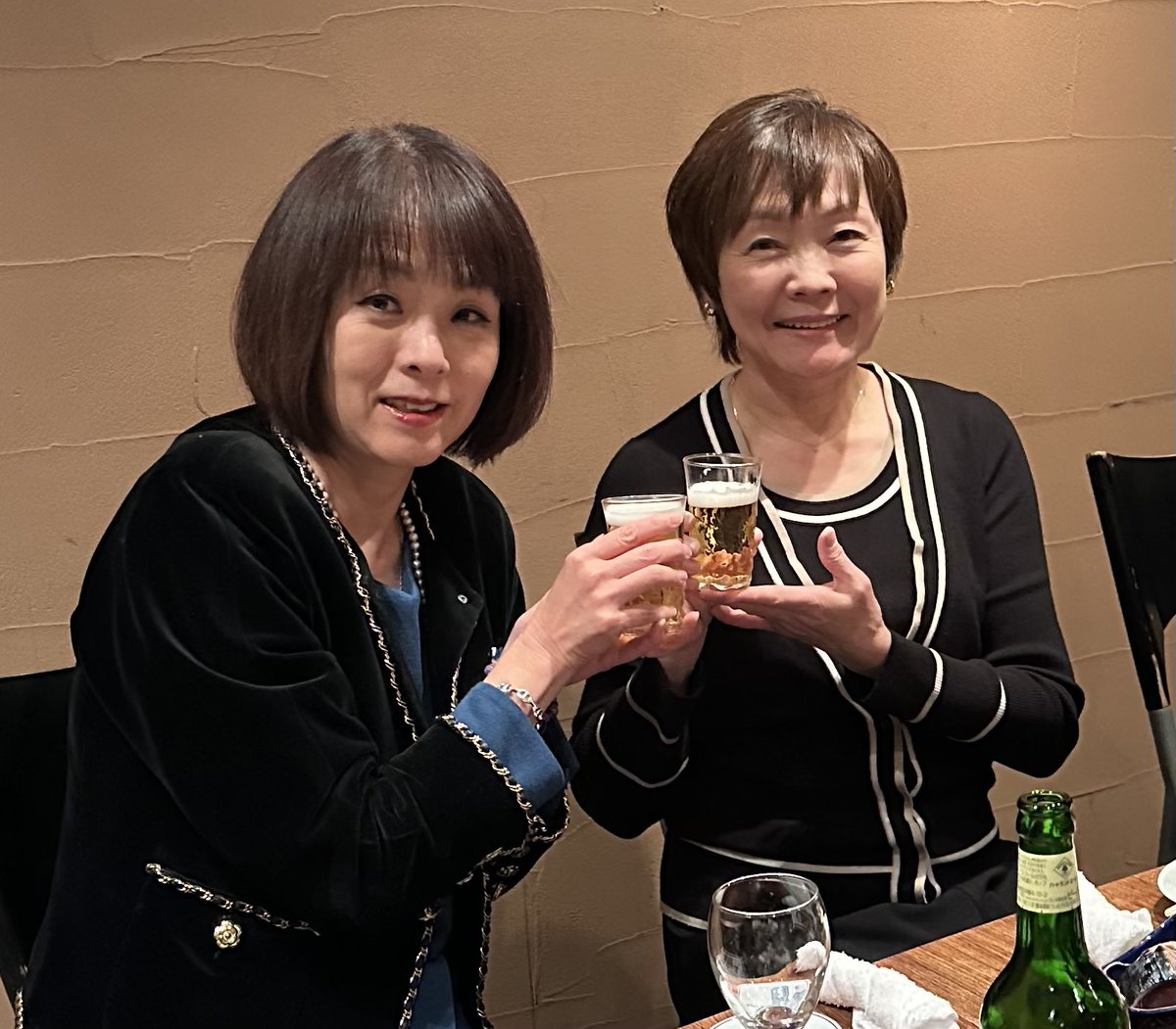 Translation; Former LH lawmaker Mio Sugita (LDP) smiled while dining ...