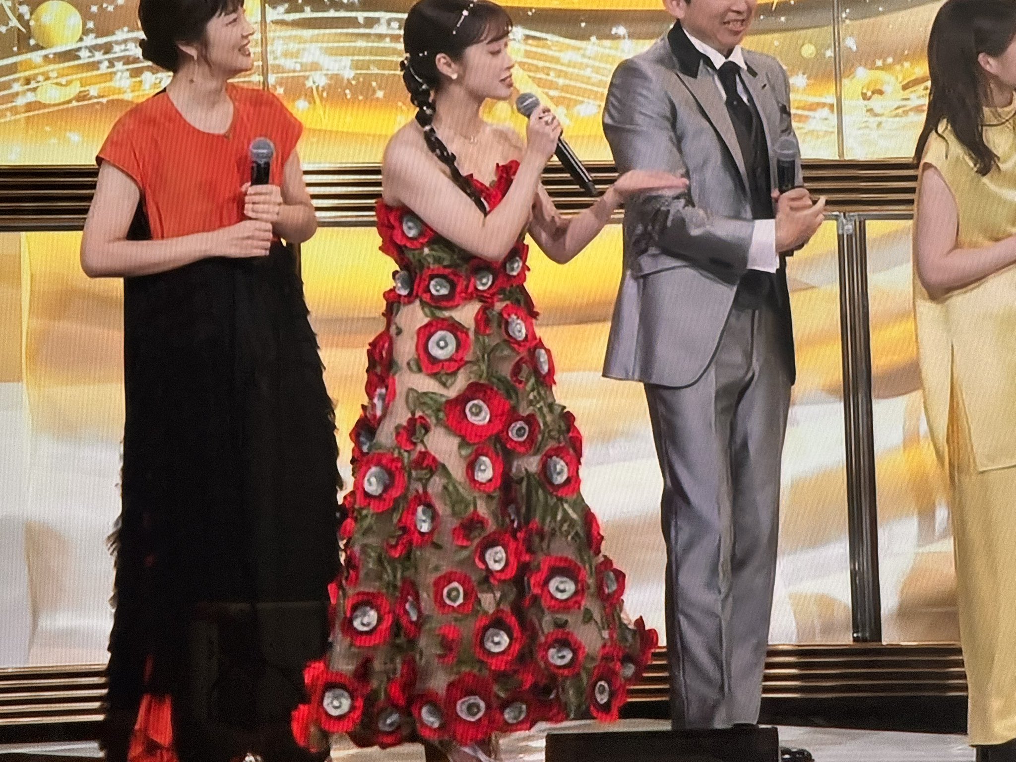 ｢紅白｣橋本環奈のドレスに｢ミャクミャク様?｣と反響