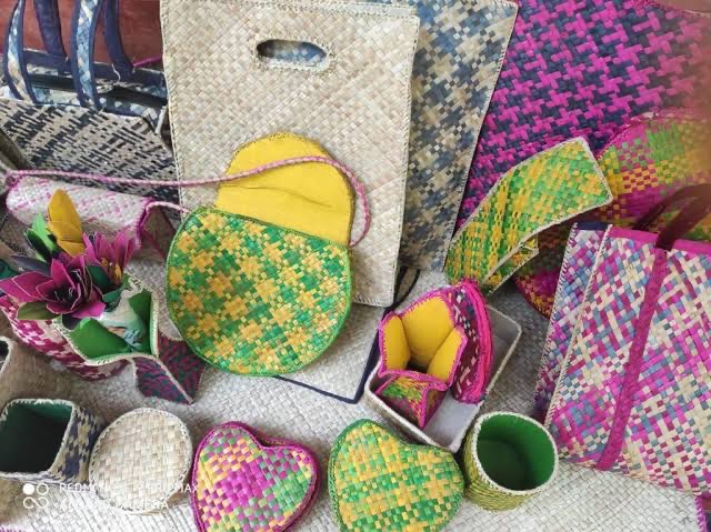 🧵 5 GI Tagged-ODOP Crafts 1️⃣ Telangana - Pochampally Ikat 2️⃣ Andhra ...