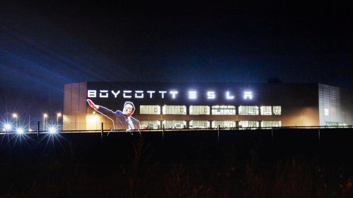 Activists Project 'Heil Tesla' with Musk's Nazi-Like Salute onto Berlin ...