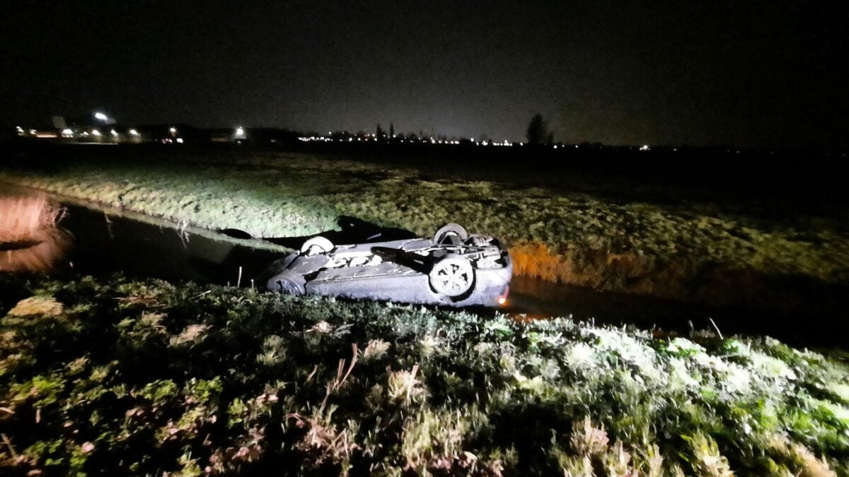 Auto belandt in sloot; inzittenden komen er met nat pak vanaf - Oozo.nl