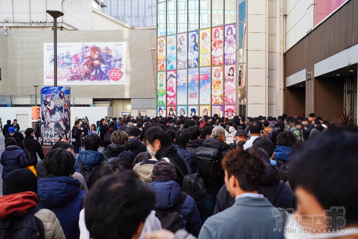 【画像】秋葉原駅、ラブライブの絵が貼られて日本人の若い女性やイケメンが大集合 [159091185]
