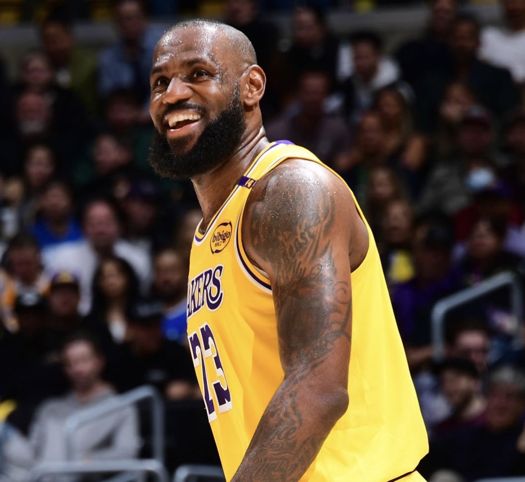 [花邊] LBJ成為40歲連續5場25分的球員 - PTT評價