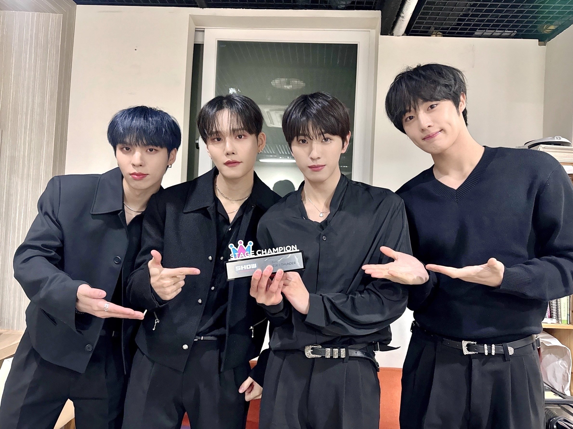 [잡담] 트로피 전달 >_