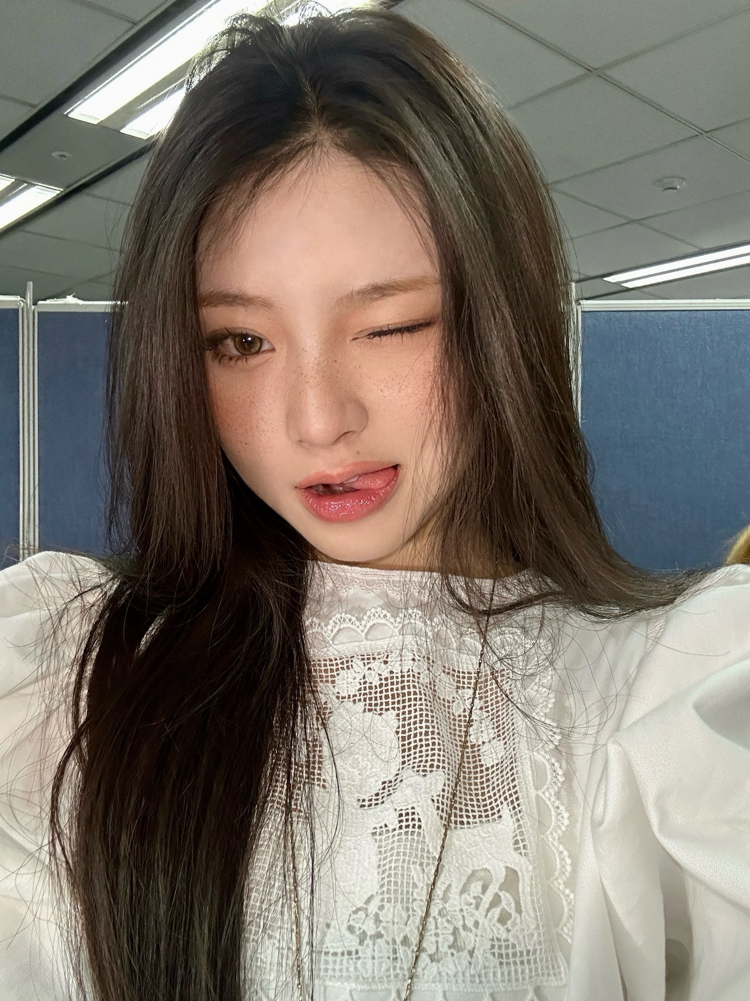 더쿠 - 얼굴 표정 진짜 잘하는 키키 KiiiKiii 하음 인기가요 페이스캠.jpgif