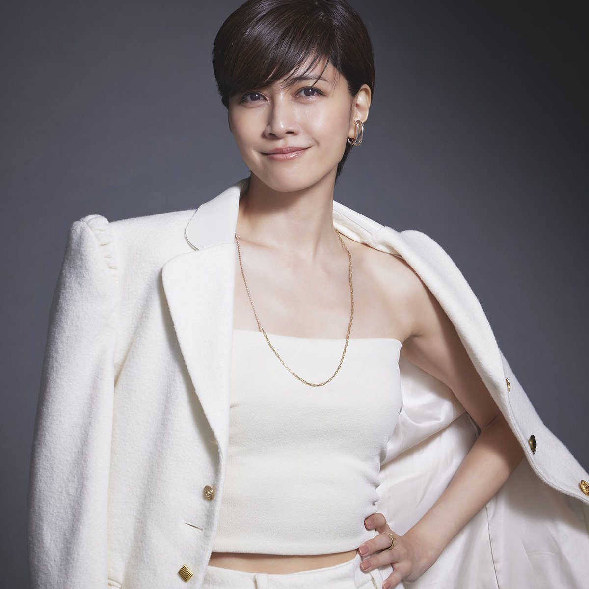 【画像】43歳美人女性がAVデビュー、パケに原石。この表現はアリなのかと俺の中で話題 [776365898]