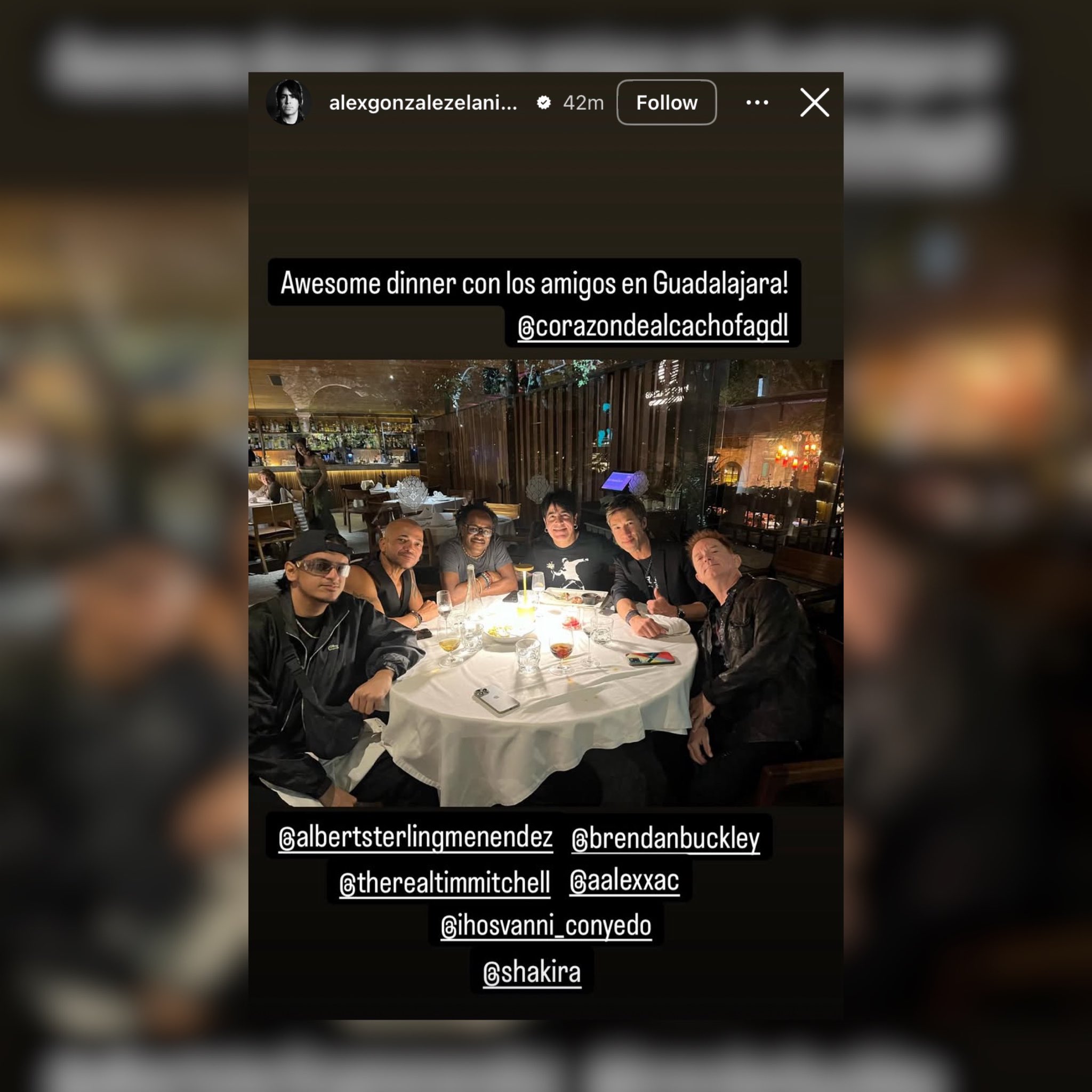 Shakira e Grupo Maná jantam juntos, levando também suas bandas - Variedades - BCharts Fórum