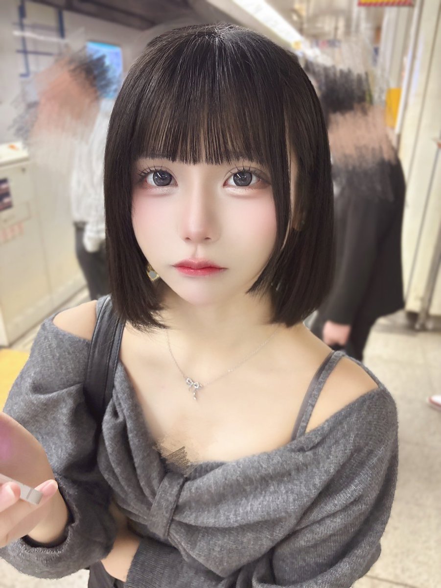 【画像】アイドルさん、お腹の肉が衣装のスカートの上に乗っかってる [808139444]