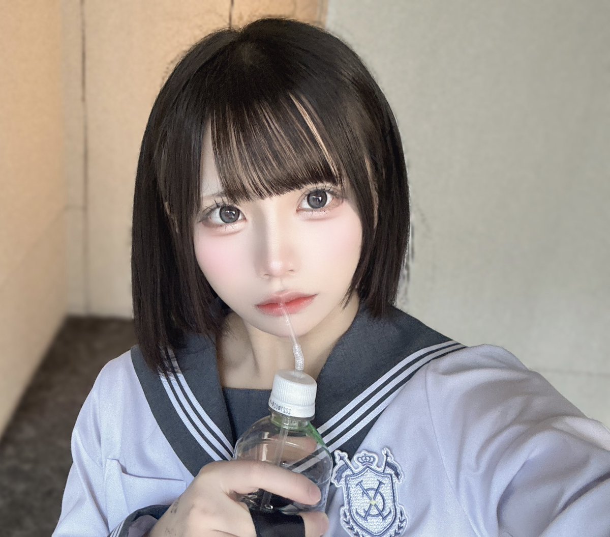 【画像】アイドルさん、お腹の肉が衣装のスカートの上に乗っかってる [808139444]