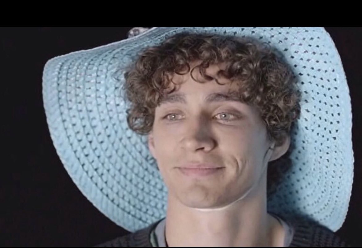 Robert Sheehan Torse Nu Umbrella Academy Star Robert Sheehan Wears