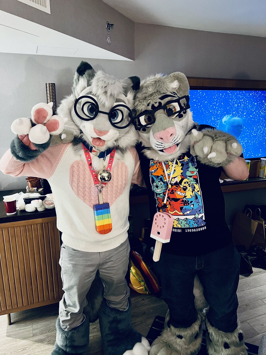 👋 Mrrreow, hi~! Just sharing one of @Rukral and myself being cute ...