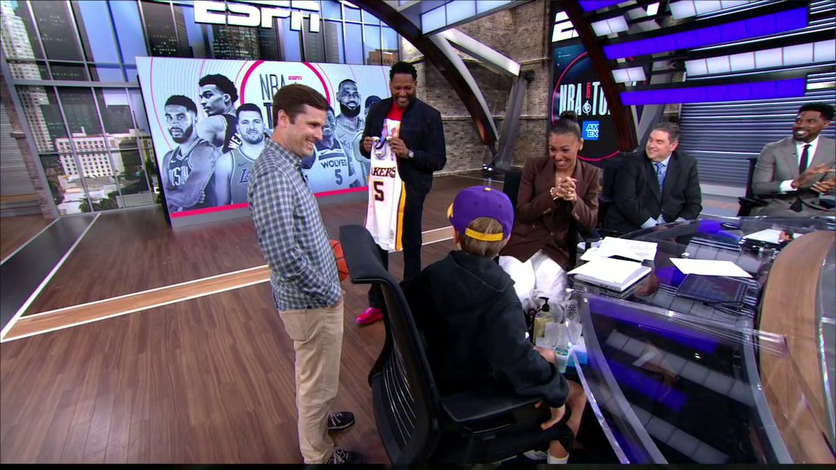 LA산불로 집을 잃은 8살소년을 스튜디오로 초대해 로버트 오리가 직접 저지에 싸인하여 선물하게 한 ESPN - MANIA