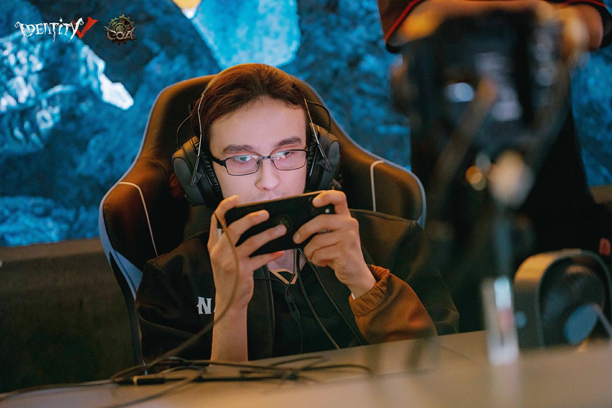 「Dear Visitors, Call of the Ab」|Identity Vのイラスト