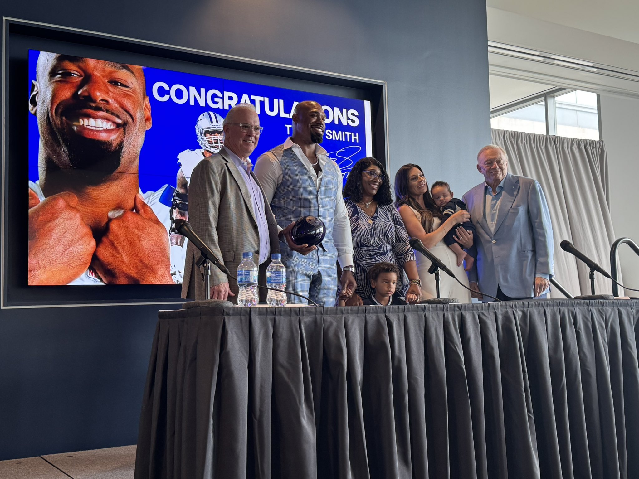 Tyron Smith Family Andrew Whitworth Is Inundated With Texts BEGGING