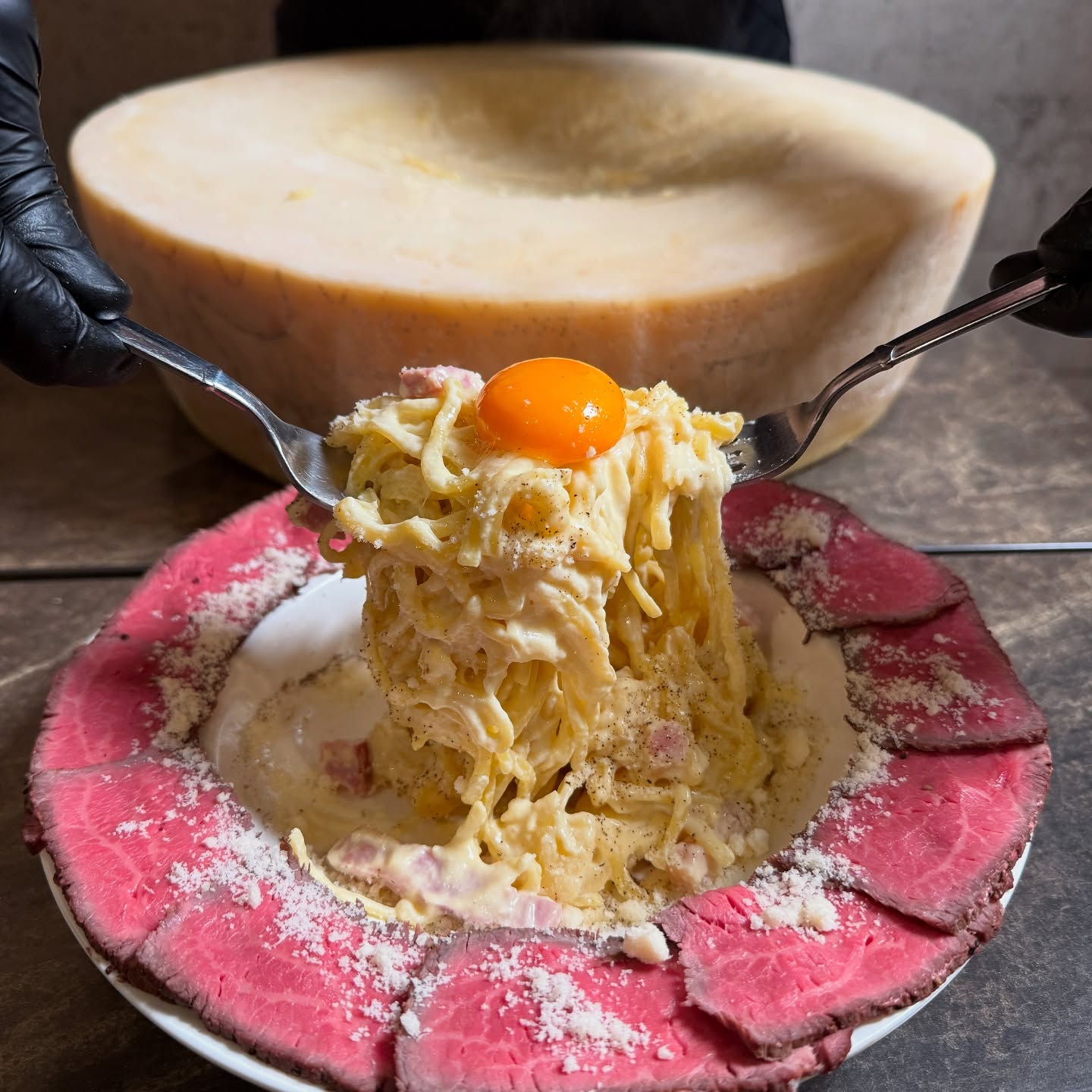 シカゴピザ&ボルケーノパスタ Meat&Cheese Forne シカゴピザ&ボルケーノパスタ Meat&Cheese Forne