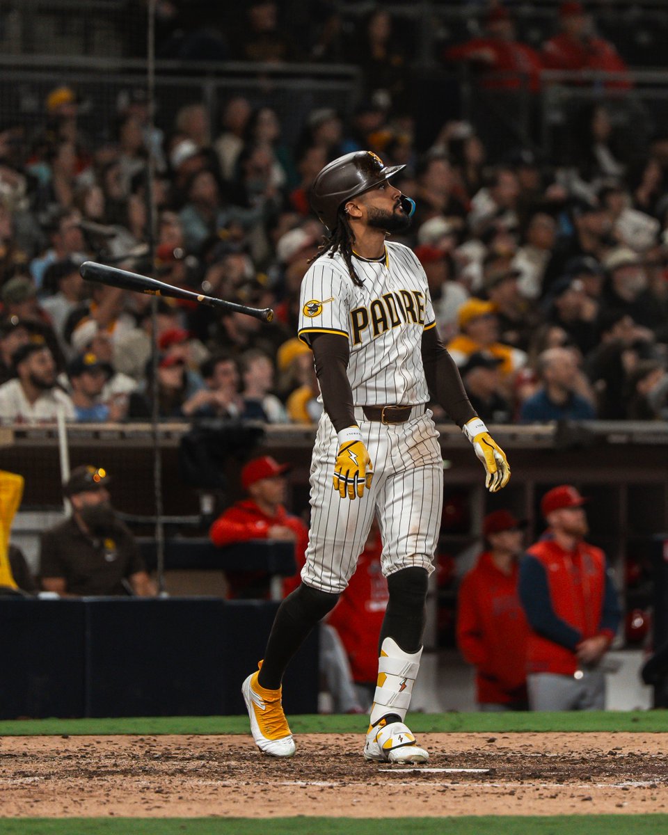 ¡Boom dominicano! Tatis Jr. deja a los Angelinos viendo estrellas con su primer jonrón de oro en ...