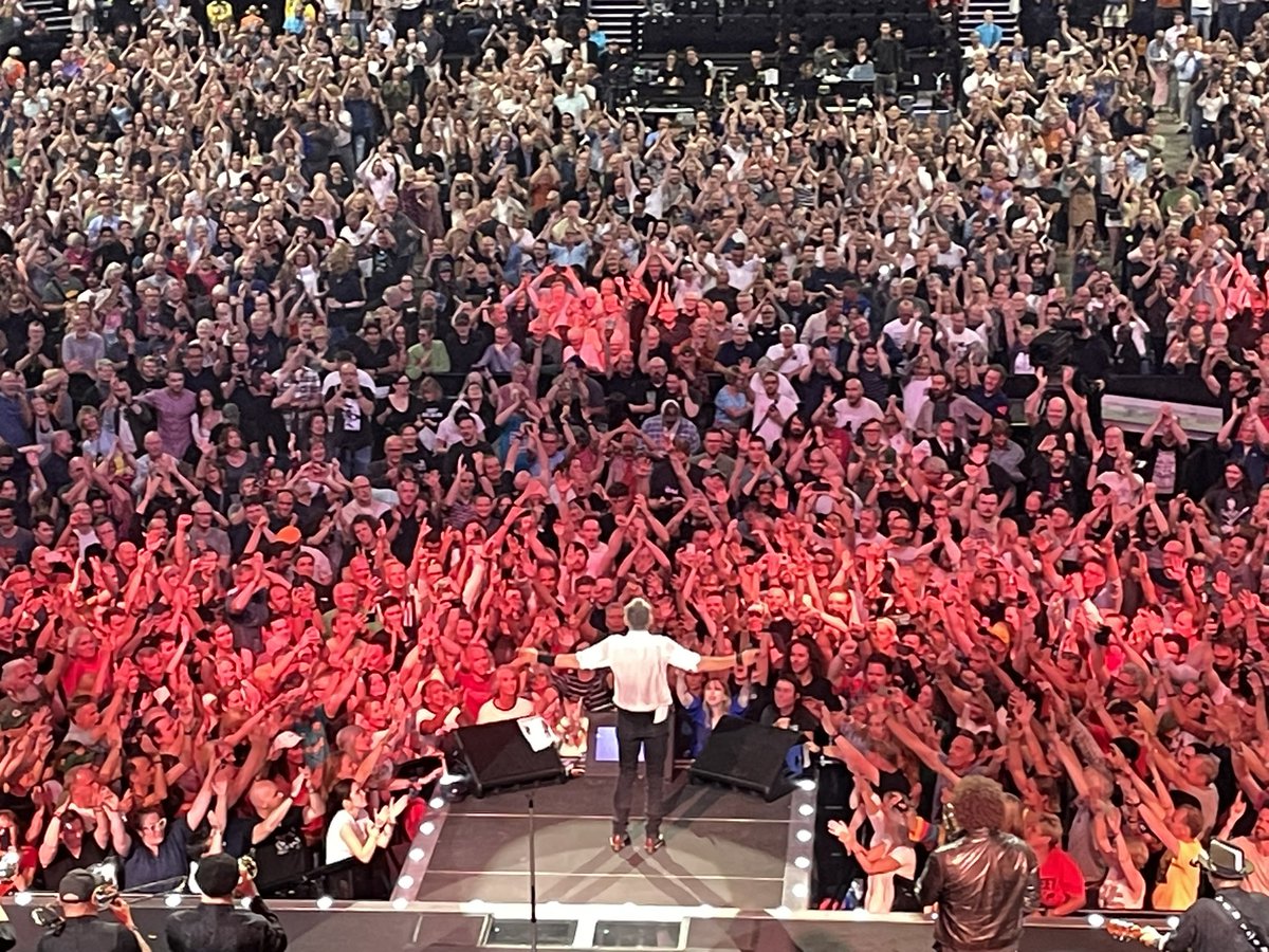 Bruce Springsteen kicks off European tour with fiery political message ...